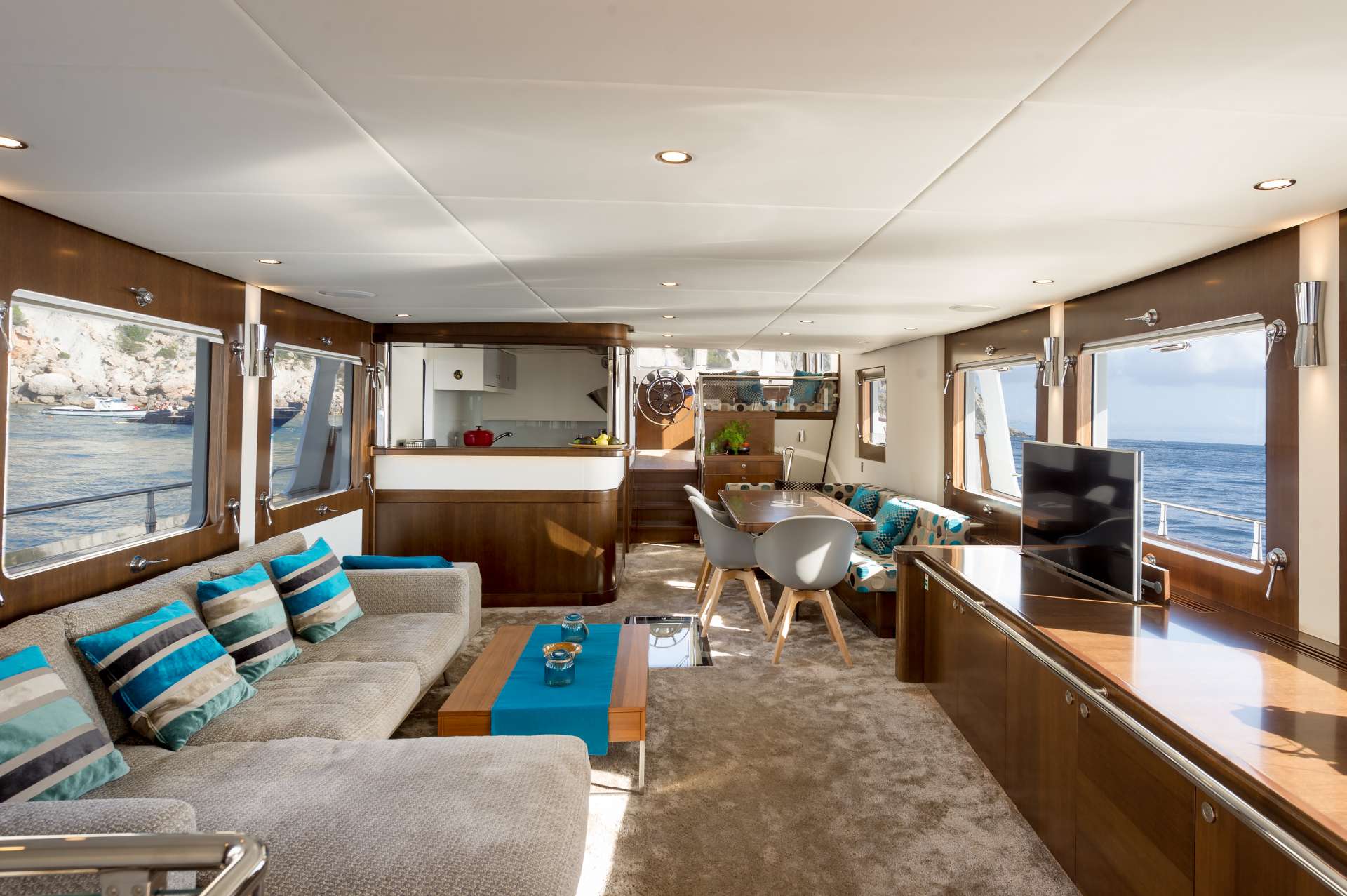 Yacht MONARA, Feadship | CHARTERWORLD Luxury Superyacht Charters